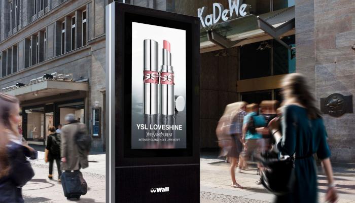 YSL Loveshine – neuer Lippenstift erobert deutsche Metropolen mit 3D-DOOH-Kampagne | WallDecaux
